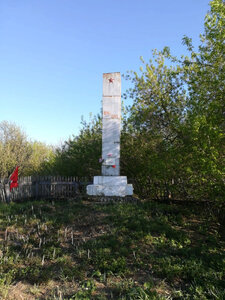 Воинам-землякам, погибшим в годы Великой Отечественной войны 1941-1945 гг. (Omsk Region, Kolosovskiy rayon, Lamanovskoye selskoye poseleniye, derevnya Vladimirovka), anıt, heykel  Omskaya oblastından