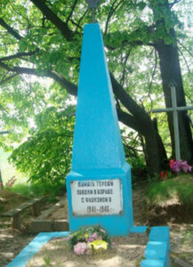 Братская могила (Magiliowskaja voblasc, Chavuski rajon, Volkovichskiy selsovet, vioska Іsakava Buda), anıt, heykel  Mogiliovskaya oblastından