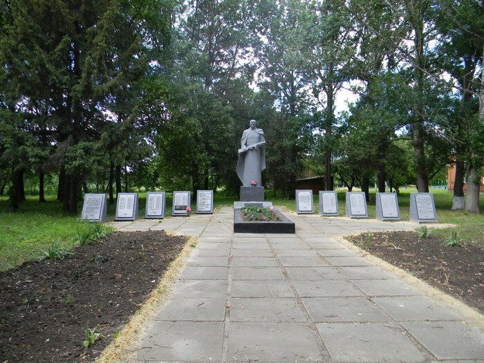 Anıt, heykel Братская могила воинов, Harkivska oblastı, foto