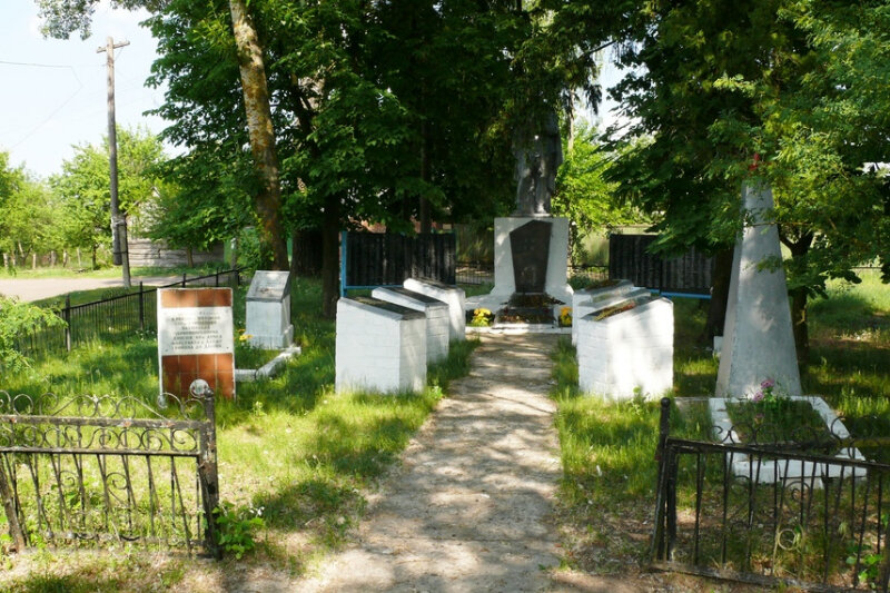 Anıt, heykel Братская могила воинов, Çernigov Bölgesi, foto