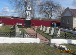 Братская могила (Партизанская улица No:4, село Верхополье), anıt, heykel  Brianskaya oblastından