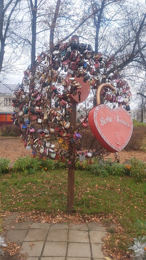 Park, sokak heykeli Дерево молодожёнов, Nerehta, foto
