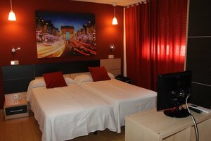 Hostal Falfes (Calle Juan de Olías No:15, Municipios Madrid, Madrid), otel  Madrid'den