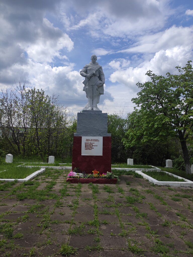 Anıt, heykel Братская могила, Torez, foto