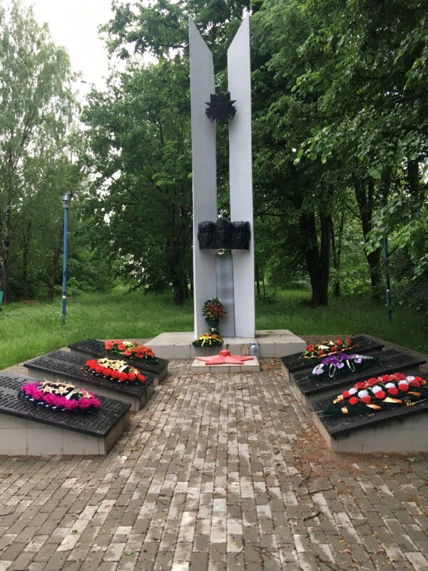 Anıt, heykel Братская могила, Pskovskaya oblastı, foto