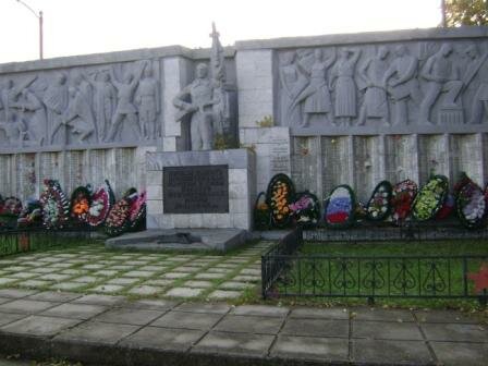 Anıt, heykel Мемориал памяти нязепетровцам, погибшим в годы Великой Отечественной войны, Niazepetrovsk, foto