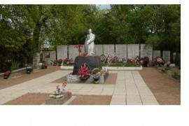 Anıt, heykel Братское кладбище воинов Советской Армии, погибших в 1944 году, Pskovskaya oblastı, foto