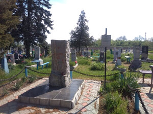Братская могила (Krasnodar Territory, Gulkevichskiy rayon, Komsomolskoye selskoye poseleniye), anıt, heykel  Krasnodarski krayından