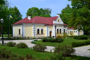 Natsionalny istoriko-kulturny zapovednik Getmanskaya stolitsa (Hetmanska vulytsia No:74), müzeler ve sanat galerileri  Baturin'den