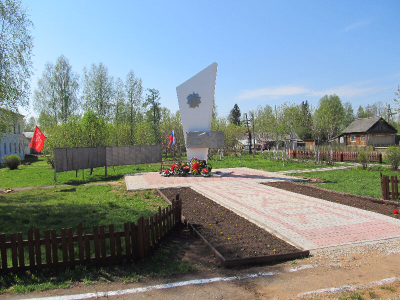 Anıt, heykel Погибшим воинам, Kirovskaya oblastı, foto