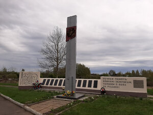 Воинам-землякам, павшим в боях за Родину (Yaroslavskiy munitsipalny okrug, derevnya Mokeyevskoye), anıt, heykel  Yaroslavskaya oblastından