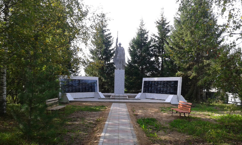 Anıt, heykel Воинам-освободителям, Kirovskaya oblastı, foto