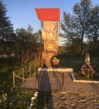 Anıt, heykel Братская могила 9 неизвестных воинов-разведчиков, Murmanskaya oblastı, foto