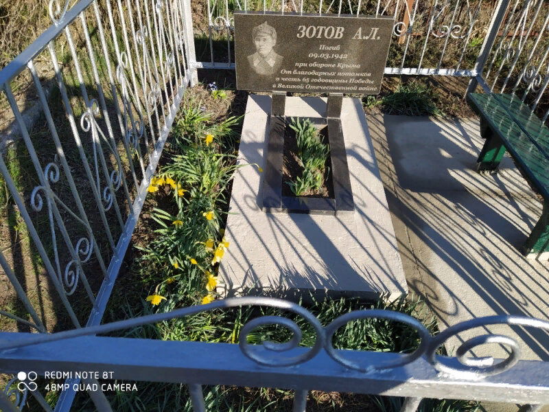 Ünlü kişilerin mezarları Летчик А.Л. Зотов, Kırım Cumhuriyeti, foto