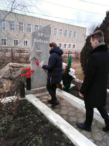 Памятный знак погибшим в годы Великой Отечественной войны (Stavropol Territory, Izobilnenskiy munitsipalny okrug, posyolok Novoizobilny), anıt, heykel  Stavropolski krayından