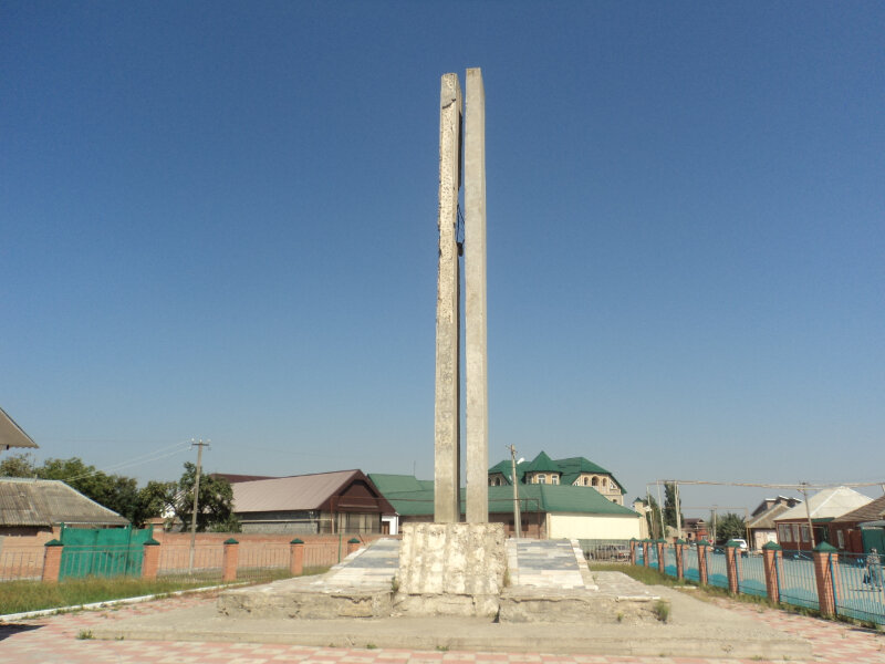 Anıt, heykel Братская могила защитников села, погибших в боях с белогвардейцами, Çeçen Cumhuriyeti, foto