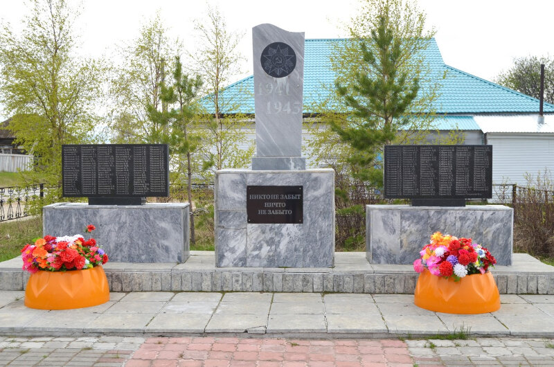 Anıt, heykel Мемориал погибшим воинам в годы Великой Отечественной войны, Hantı‑Mansi Özerk Okrugu, foto