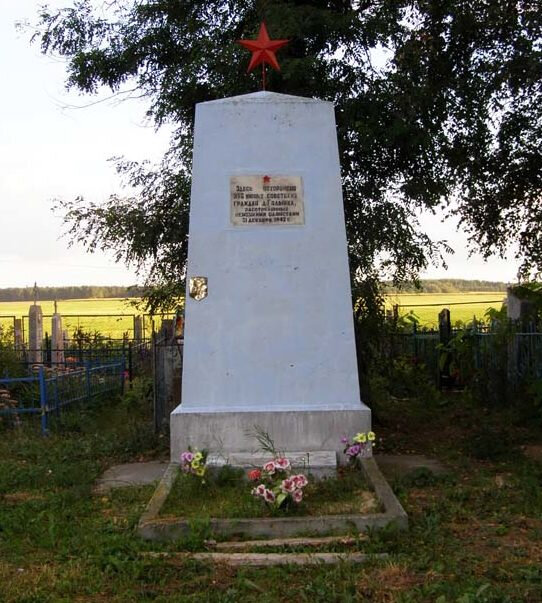 Anıt, heykel Братская могила советских воинов, Grodnenskaya oblastı, foto