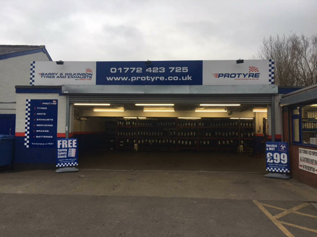 Otomobil ekspertizi Barry & Wilkinson Tyre & Exhaust - Team Protyre, İngiltere, foto