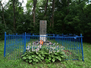 Братская могила подпольщиков, выданных предателем и расстрелянных 21 декабря 1941 г. (Bryansk Region, Trubchevskiy rayon, Usokhskoye selskoye poseleniye, selo Ratchino), anıt, heykel  Brianskaya oblastından