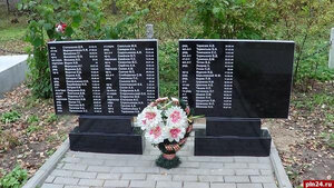 Воинское захоронение (Pskovskiy District, Karamyshevskaya volost, selo Karamyshevo), anıt, heykel  Pskovskaya oblastından