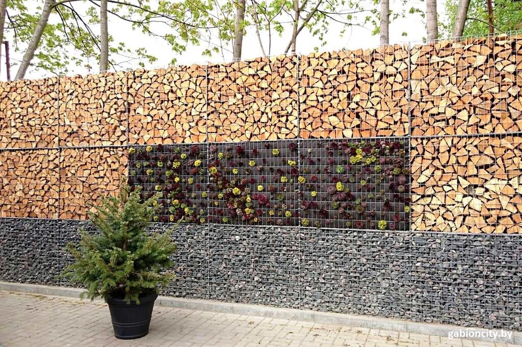 Çitler, parmaklıklar Gabionika City, Minsk, foto