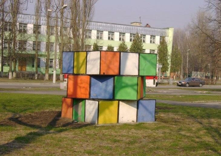 Park, sokak heykeli Памятник Кубик Рубик, Gomel, foto