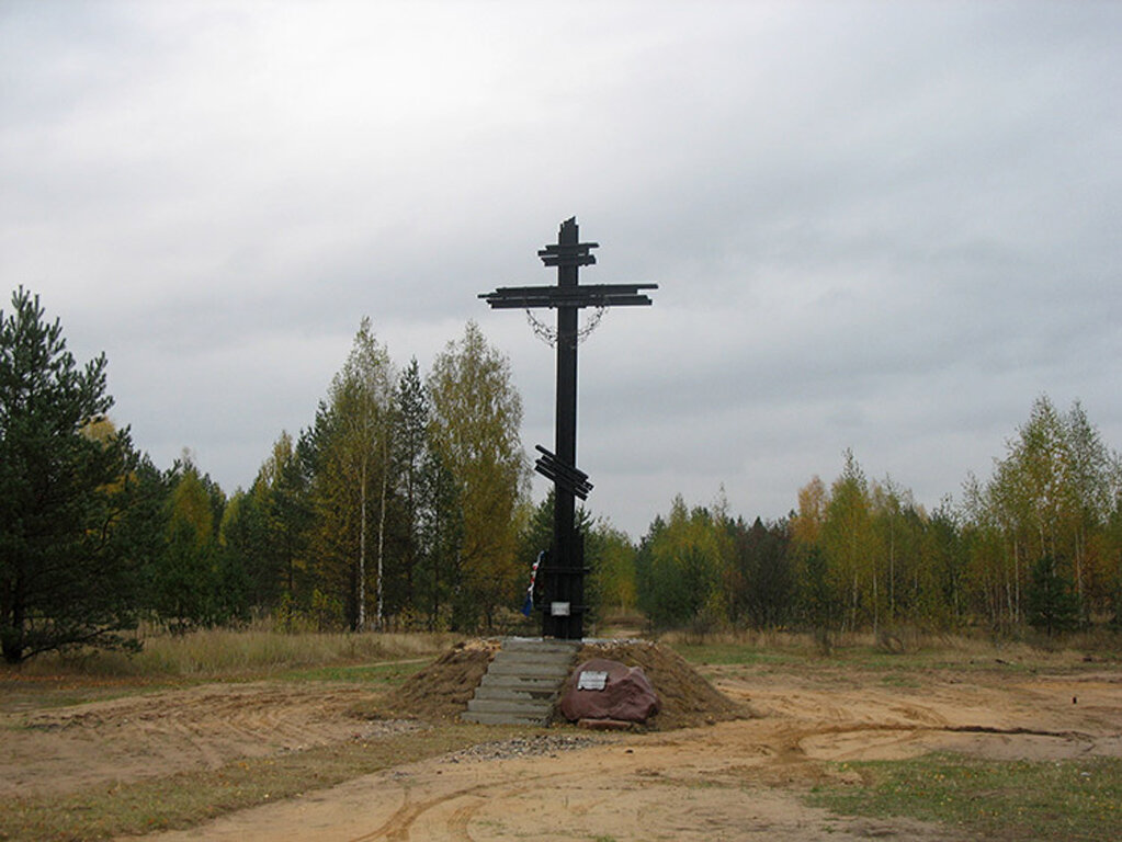 Şapel, haç anıtı Жертвам сталинских репрессий, Kostromskaya oblastı, foto
