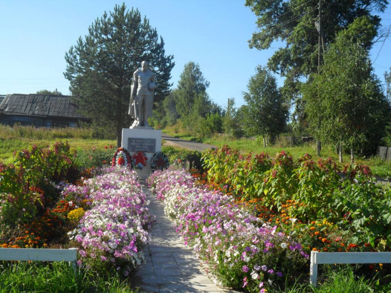 Anıt, heykel Постамент Неизвестный солдат, Kirovskaya oblastı, foto