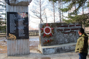 Воинам-землякам, погибшим в годы Великой Отечественной войны (Republic of Buryatia, Zakamenskiy rayon, selo Kholtoson), anıt, heykel  Buriatya'dan