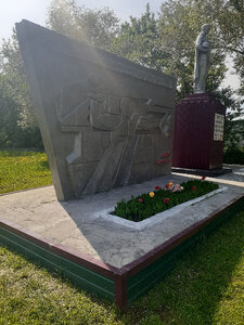 Воинам землякам, погибшим в годы Великой Отечественной войны в 1941-1945 гг. (Kemerovo — Kuzbass Region, Promyshlennovskiy munitsipalny okrug, derevnya Kamenka), anıt, heykel