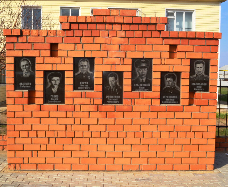 Anıt, heykel Монумент в честь акбулакчан Героев Советского Союза, Orenburgskaya oblastı, foto