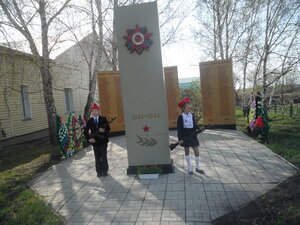 Воинам-землякам, погибшим в годы Великой Отечественной войны (Novosibirsk Region, Ubinskiy rayon, selo Yermolayevka), anıt, heykel  Novosibirskaya oblastından