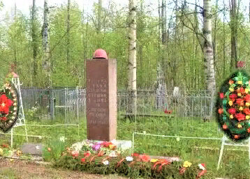 Anıt, heykel Братская могила советских воинов, 1941-1945 гг., Okulovka, foto