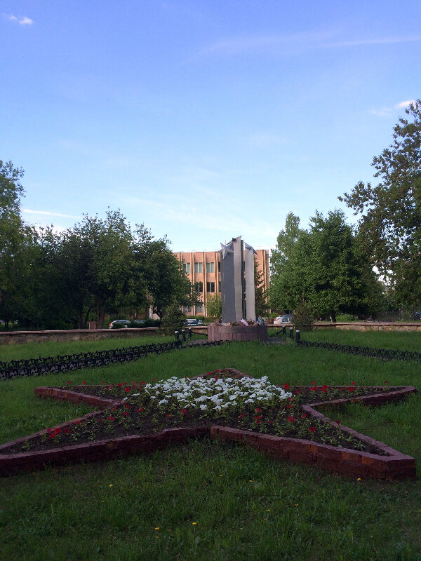 Anıt, heykel Воинам-интернационалистам, Naberejniye Çelny (Yar Çallı), foto