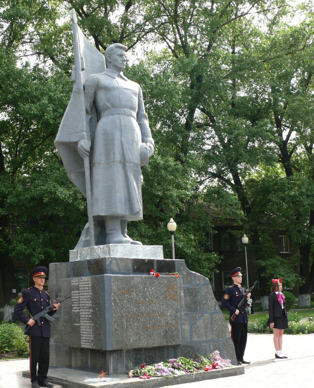 Anıt, heykel Вечный огонь, Khartsizk, foto
