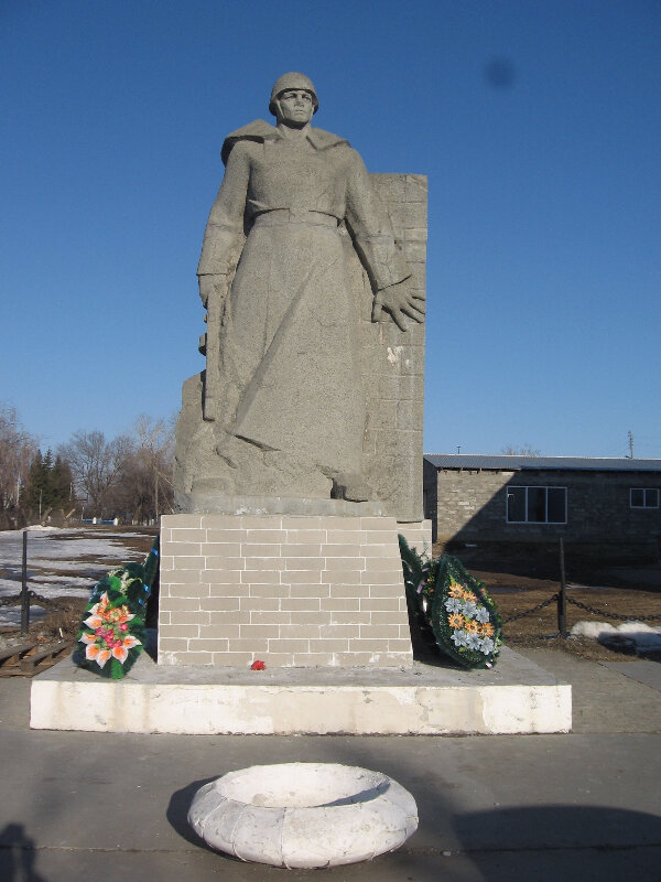 Anıt, heykel Памятник воину-освободителю, Kurganskaya oblastı, foto