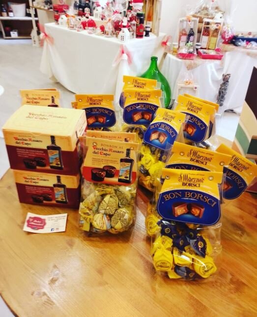 Yapay çam ağaçları ve süsleri Dolci Attenzioni, Taranto, foto