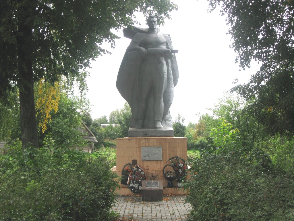 Anıt, heykel Воинам-освободителям Уллы, Vitebskaya oblastı, foto