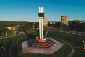 Гидростроителям (Murmansk Region, Polyarnye Zori), anıt, heykel  Polyarnie Zori'den