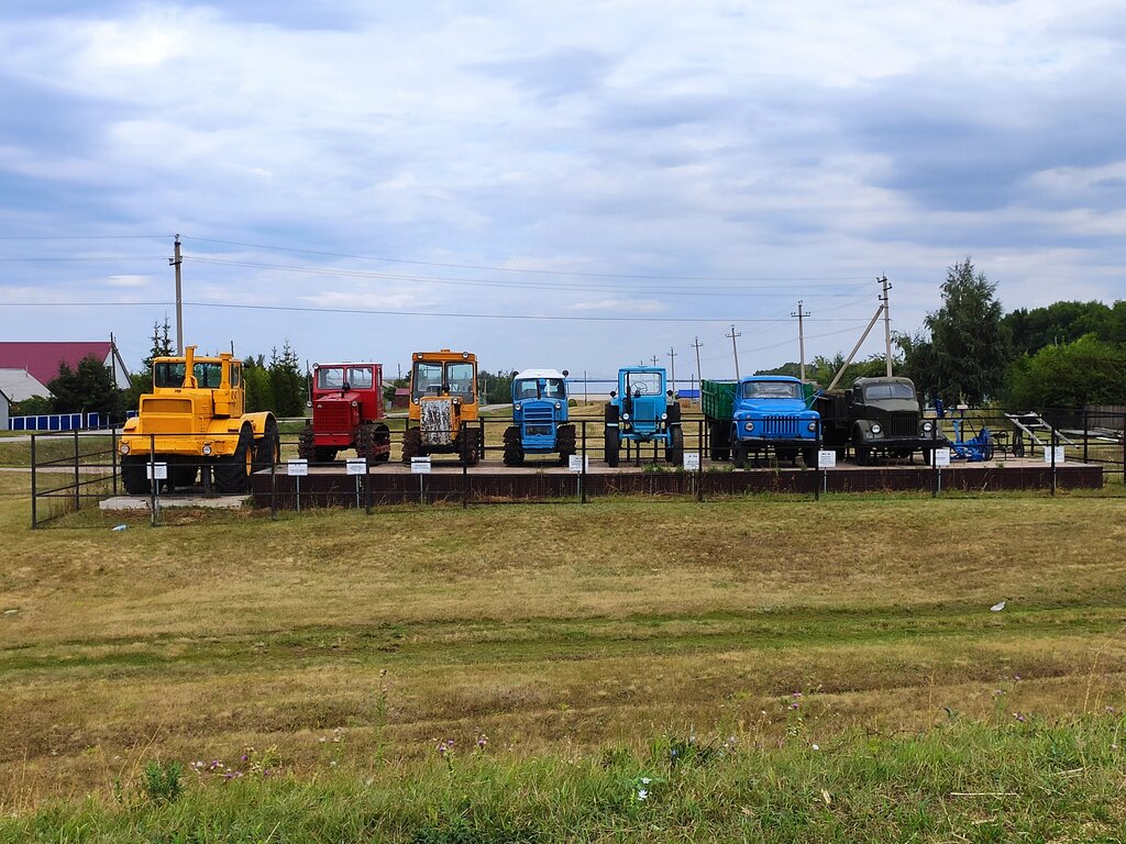 Anıt, heykel Труженикам, Orenburgskaya oblastı, foto