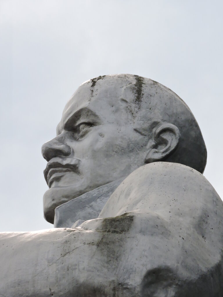 Anıt, heykel В.И. Ленин, Ustugna, foto