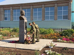 Бюст Героя Советского Союза Чепрасова Михаила Дмитриевича (Orenburgskiy rayon, selo Podgorodnyaya Pokrovka, Kooperativnaya ulitsa), anıt, heykel  Orenburgskaya oblastından