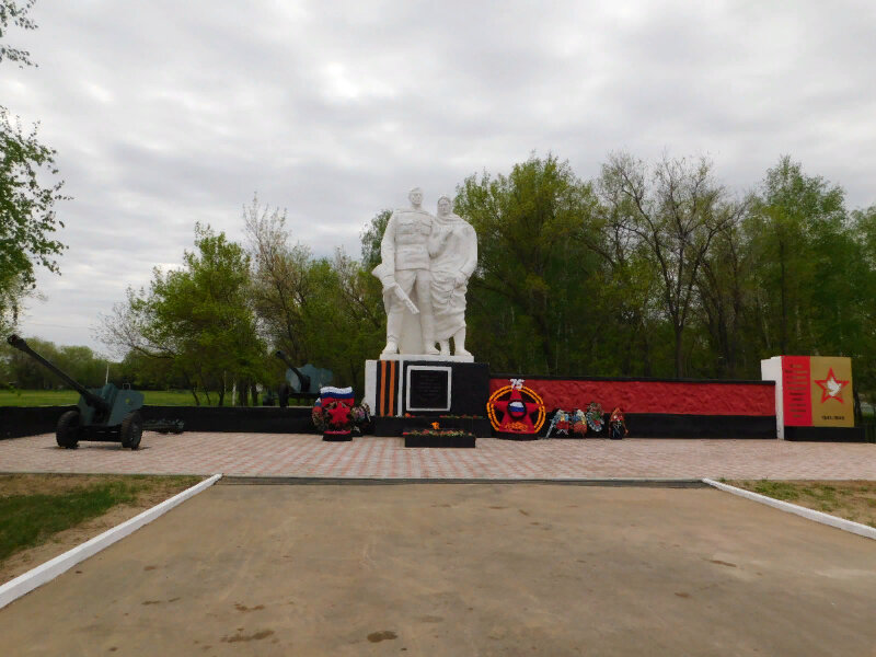 Anıt, heykel Мемориал воинам-освободителям, погибших в годы ВОВ, Saratovskaya oblastı, foto