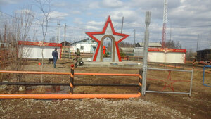 Звезда с именами ветеранов Великой Отечественной войны (Republic of Sakha (Yakutia), Tomponskiy munitsipalny rayon, selo Novy, Pervomayskaya ulitsa), anıt, heykel  Saha Cumhuriyeti'nden (Yakutistan'dan)
