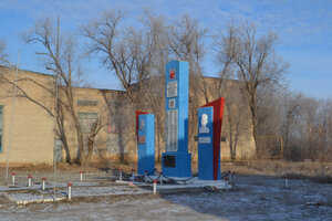 Мемориальный комплекс павшим в борьбе за советскую власть, Великой Отечественной войне 1941 – 1945 гг. и Герою Советского Союза К.С.Солдатову (Orenburg Region, Kurmanayevskiy rayon, Kostinskiy selsovet, selo Kostino), anıt, heykel  Orenburgskaya oblastından