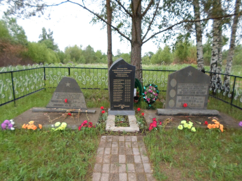 Anıt, heykel Братская могила, Pskovskaya oblastı, foto