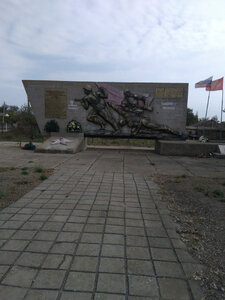 Могила С.С. Дударя и памятный знак в честь воинов-односельчан, погибших в годы Великой Отечественной войны (Autonomous Republic of Crimea, Dzhankoyskiy rayon, Yasnopolyanskiy selskiy sovet, selo Yasnopolyanskoye), anıt, heykel  Kırım Cumhuriyeti'nden