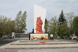 Воинам-односельчанам, погибшим в годы Великой Отечественной войны (Kemerovo — Kuzbass Region, posyolok gorodskogo tipa Tyazhinskiy, ploshchad Pobedy), anıt, heykel
