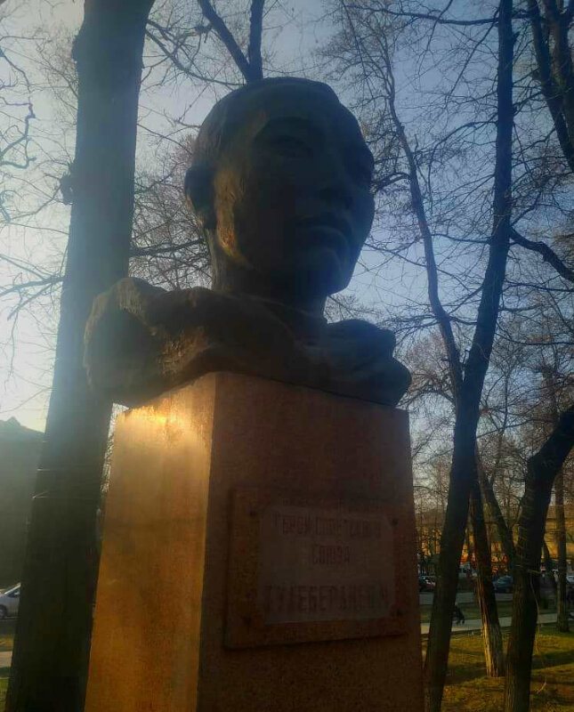 Anıt, heykel Бюст Героя Советского Союза Чолпонбая Тулебердиева, Bişkek, foto